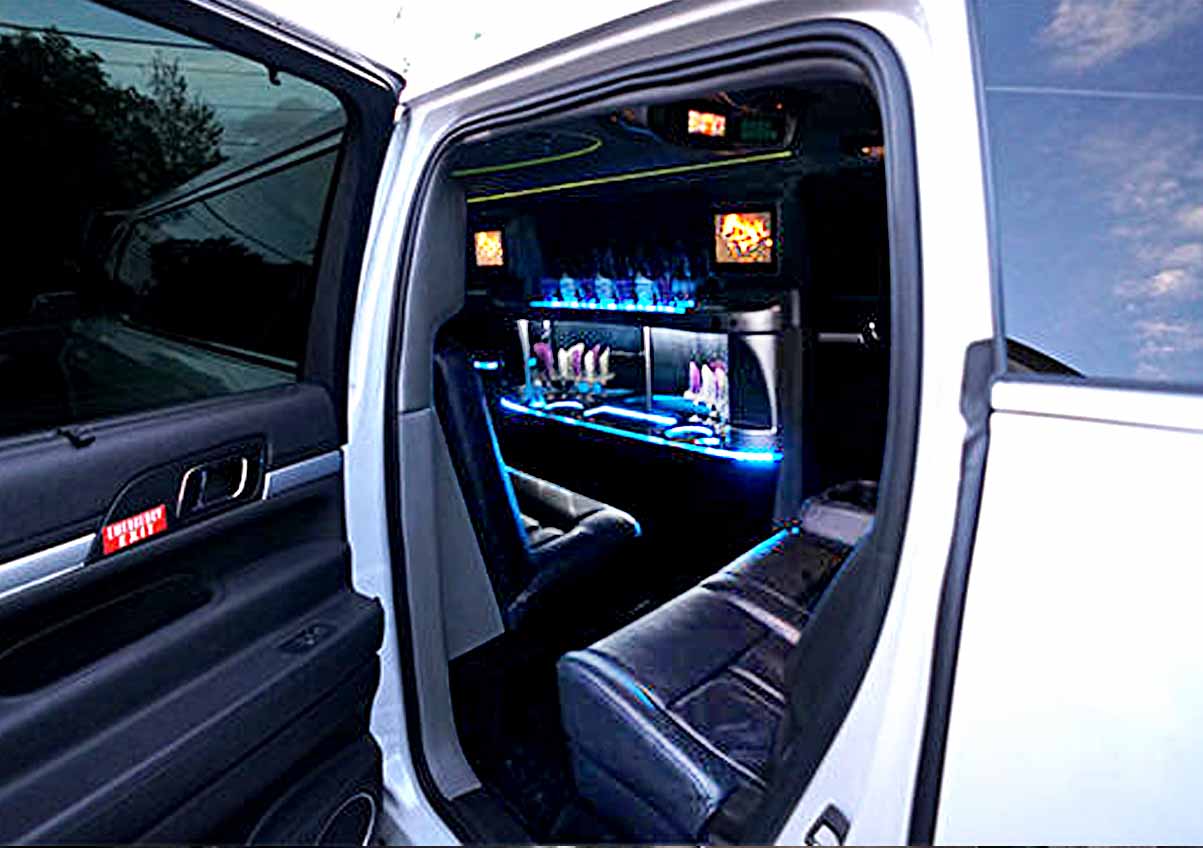 Stretch Limousine 10 Passengers - Traditional White Stretch Limo